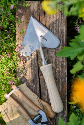 Sneeboer Heart-Shaped Trowel | Terrain