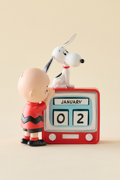Peanuts Charlie Brown & Snoopy TV Desk Calendar | Urban Outfitters