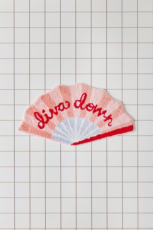 Hand Fan Shaped Tufted Bath Mat | Urban Outfitters