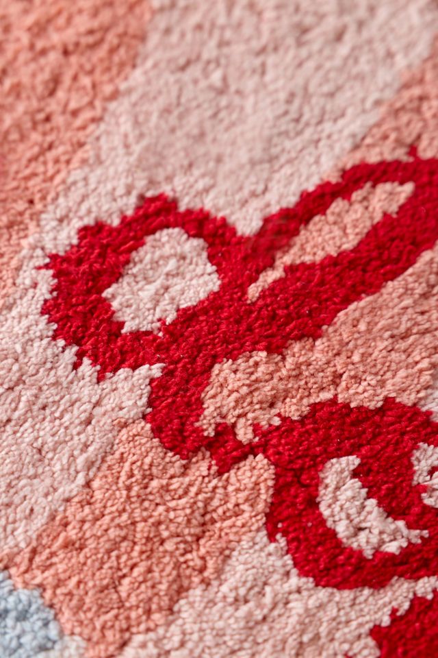 Hand Fan Shaped Tufted Bath Mat | Urban Outfitters