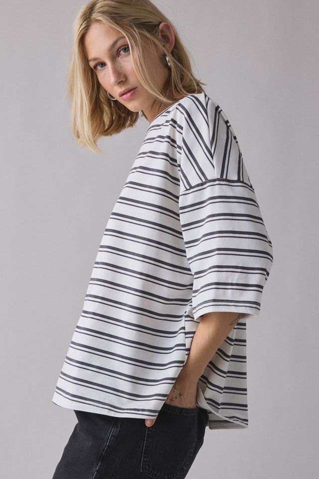 T-shirt boyfriend surdimensionné rayé Glamorous | Urban Outfitters Canada