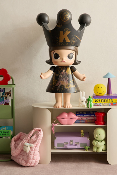 POP MART Mega Royal Molly 1000% Harry Potter Figure | Urban Outfitters