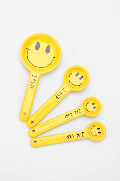 Smiley Face Measuring Spoons - Set of 4 | Urban Outfitters Canada