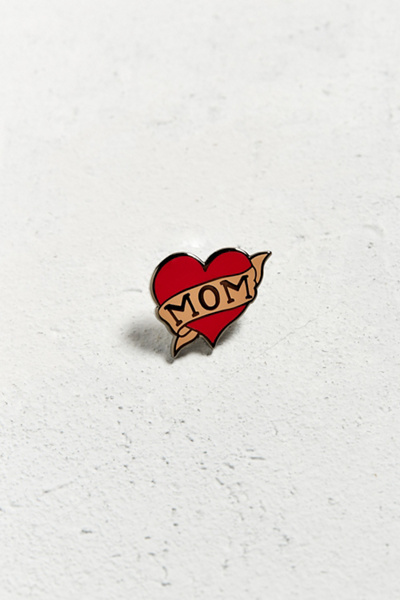UO I Heart Mom Pin | Urban Outfitters Canada