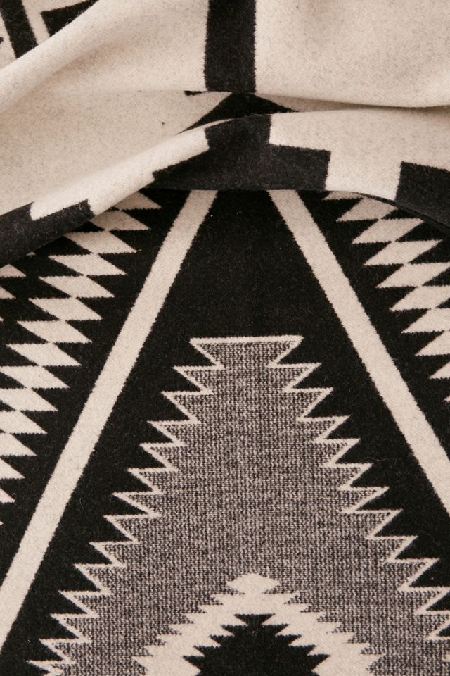 Pendleton Los Ojos Reversible Bed Blanket | Urban Outfitters Canada