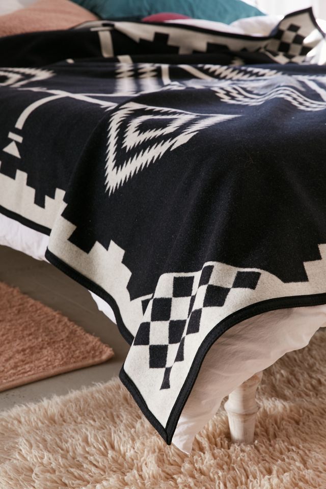 Pendleton Los Ojos Reversible Bed Blanket | Urban Outfitters Canada