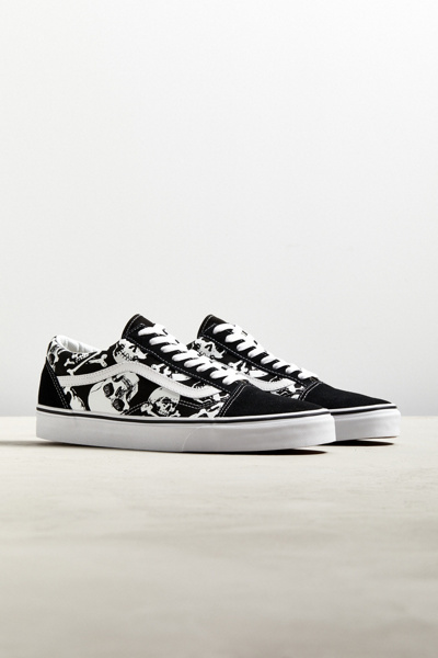 Vans Skulls Old Skool Sneaker | Urban Outfitters