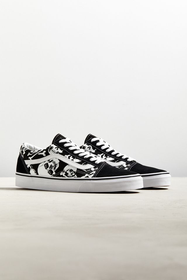 Vans Skulls Old Skool Sneaker | Urban Outfitters