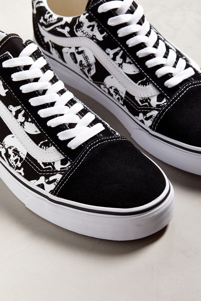 Vans Skulls Old Skool Sneaker | Urban Outfitters