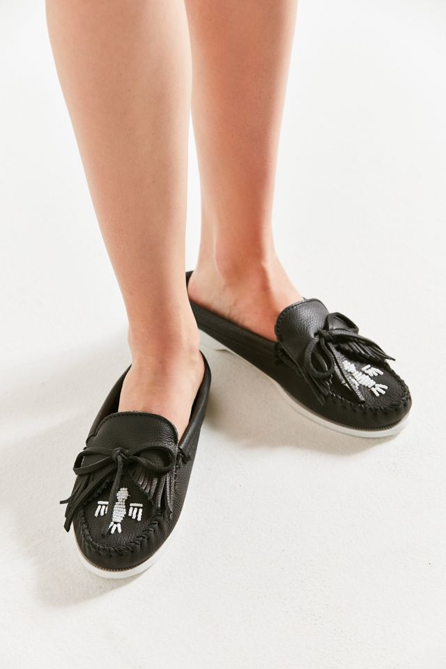 Minnetonka X UO Thunderbird Mule Moccasin | Urban Outfitters