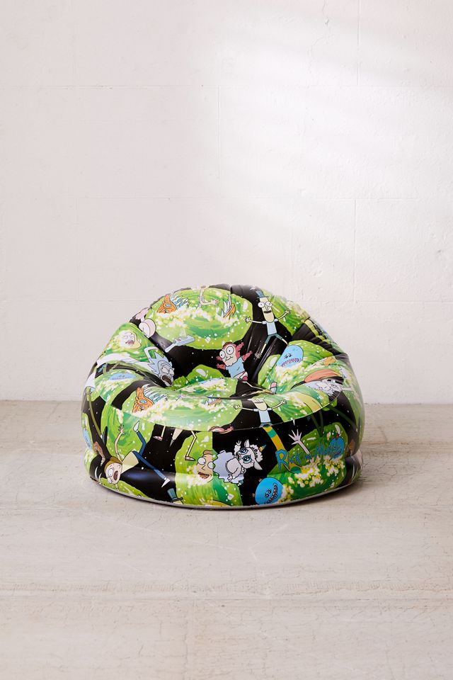 Chaise gonflable multivers Rick et Morty | Urban Outfitters Canada