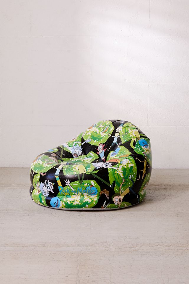 Chaise gonflable multivers Rick et Morty | Urban Outfitters Canada
