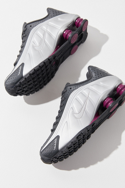 Nike Shox R4 Sneaker | Urban Outfitters