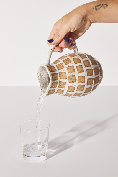 Cloud Nine Clay UO Exclusive Grid Pitcher | Urban Outfitters
