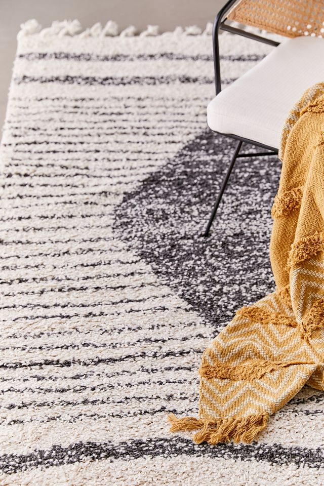 Kimmie Diamond Shag Rug | Urban Outfitters