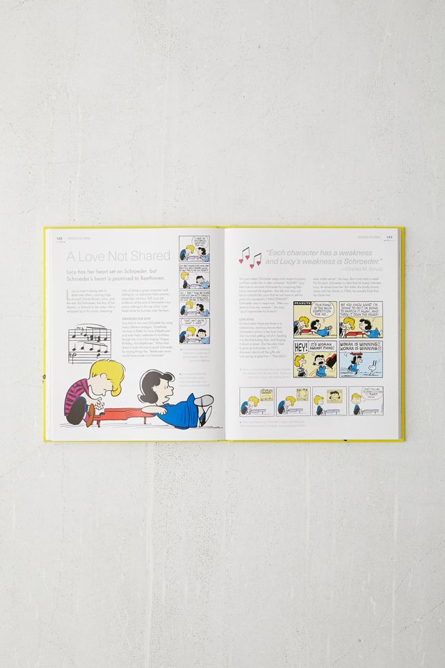 The Peanuts Book: A Visual History of the Iconic Comic Strip de Simon ...