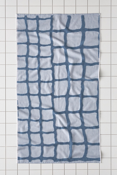 Wiggle Grid Printed Bath Towel | Urban Outfitters