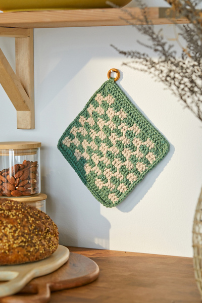 Shiloh Checkerboard Crochet Trivet | Urban Outfitters