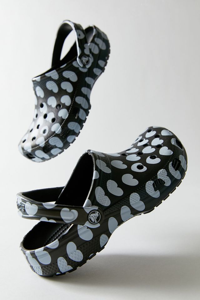 Crocs Classic Heart Print Clog | Urban Outfitters