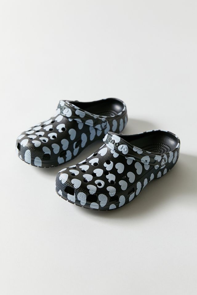 Crocs Classic Heart Print Clog | Urban Outfitters