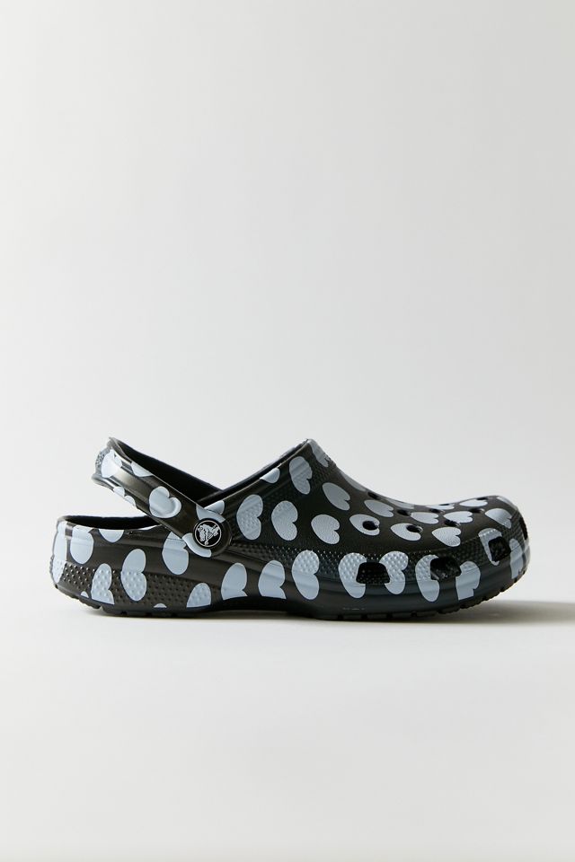 Crocs Classic Heart Print Clog | Urban Outfitters