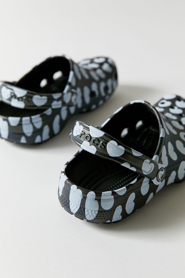 Crocs Classic Heart Print Clog | Urban Outfitters