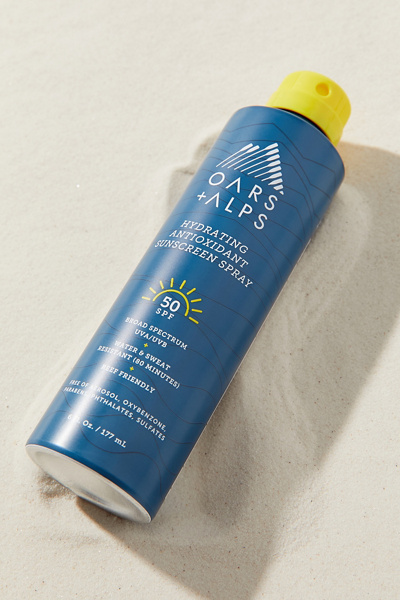 Oars + Alps Hydrating Antioxidant SPF 50 Sunscreen Spray | Urban Outfitters