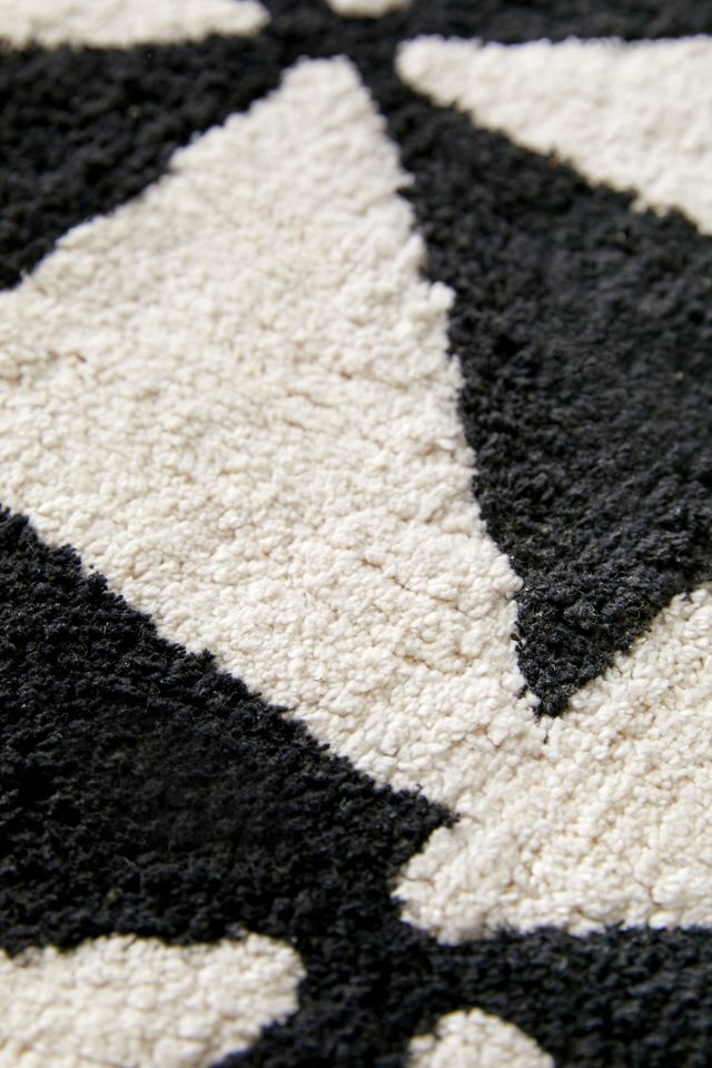 Pinwheel Bath Mat | Urban Outfitters