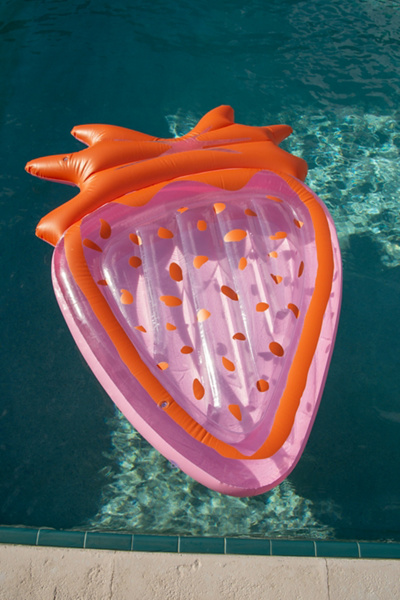 Sunnylife Lie-On Strawberry Pool Float | Urban Outfitters