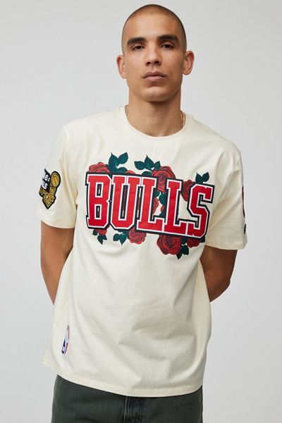 Pro Standard Chicago Bulls Roses Tee | Urban Outfitters Canada