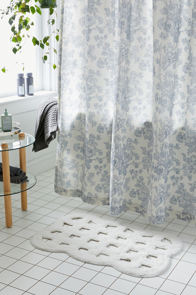 Carved Scallop Bath Mat | Urban Outfitters