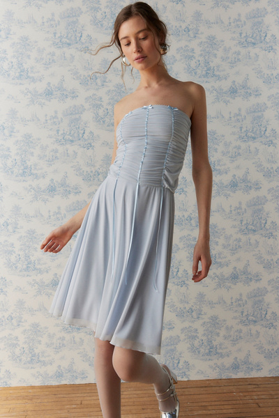 Kimchi Blue Maggie Strapless Midi Dress | Urban Outfitters Canada