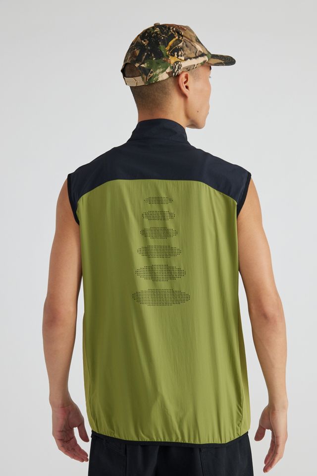Oakley Elements Packable Performance Vest | Urban Outfitters