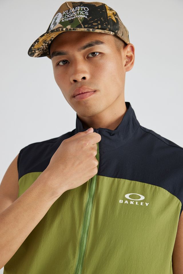 Oakley Elements Packable Performance Vest | Urban Outfitters