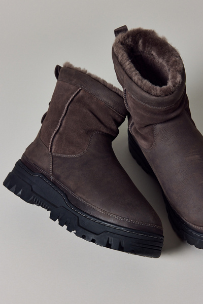 UGG Men's Heritage Pull-On Trailgazer Boot | Urban Outfitters Canada