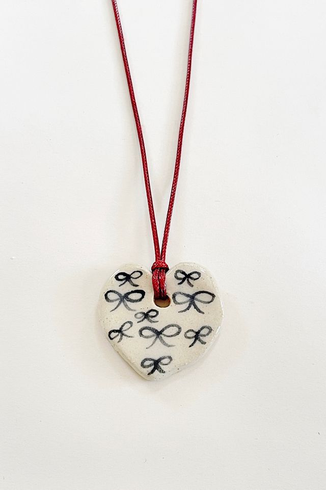 Blo_oberry Ceramic Bow Heart Necklace | Urban Outfitters
