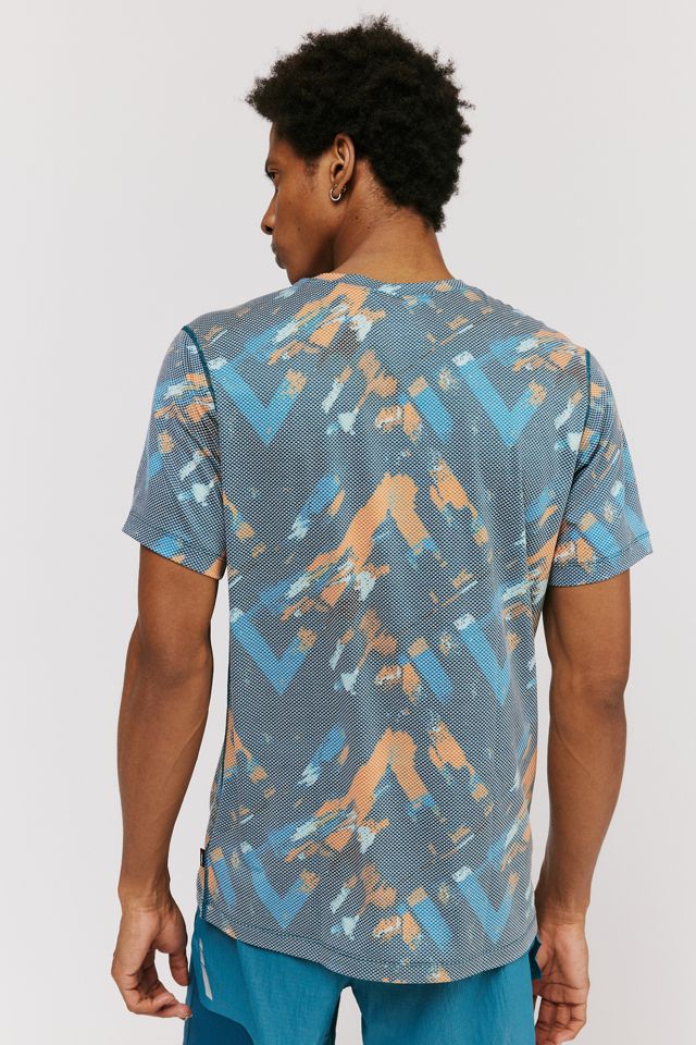 Ronhill Tech Golden Hour Tee | Urban Outfitters