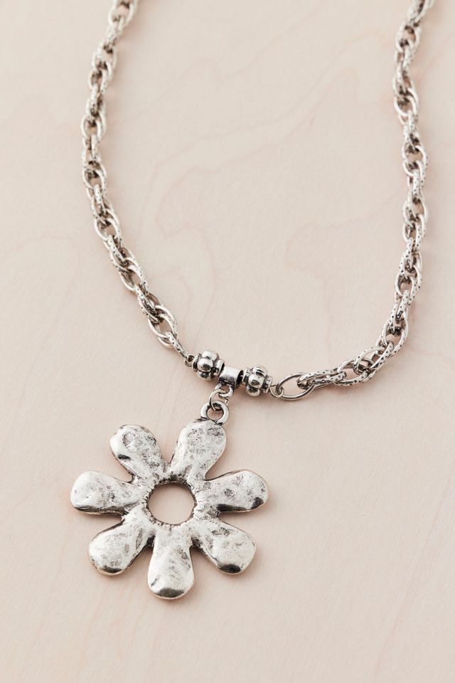 Faye Flower Chain Pendant Necklace | Urban Outfitters Canada