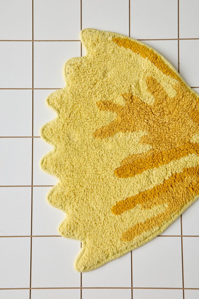 Tapis de bain en forme de pâtes nœud papillon | Urban Outfitters Canada