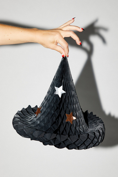 Meri Meri Hanging Honeycomb Witch Hat Décor Set | Urban Outfitters